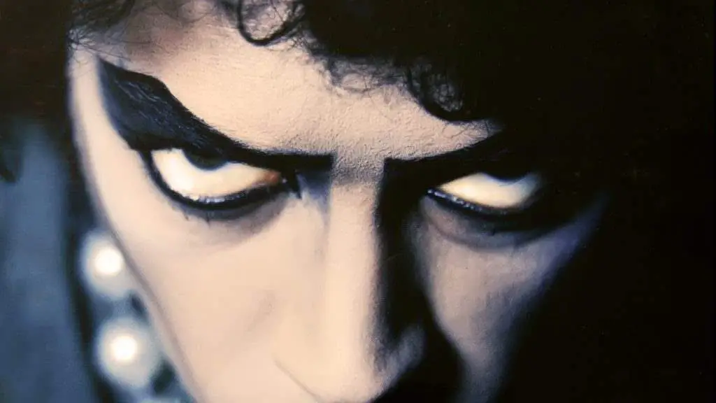 Brand New Image From IT Sees Pennywise Crawling Out Of The Sewers ...