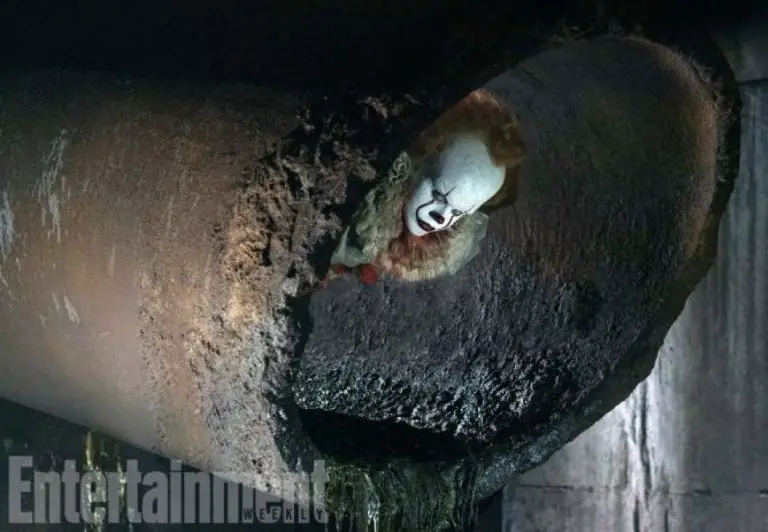 Brand New Image From IT Sees Pennywise Crawling Out Of The Sewers ...
